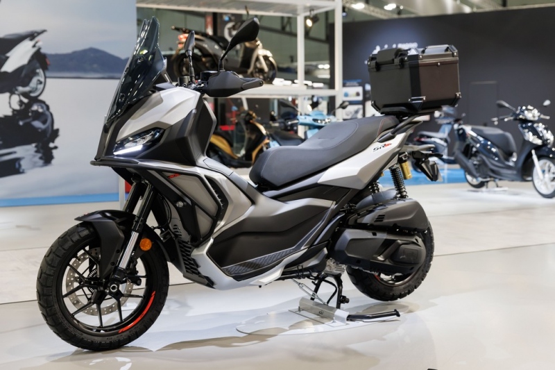 Aprilia SR GT 400: sportovní skútr s dobrodružnými vlastnostmi × ...