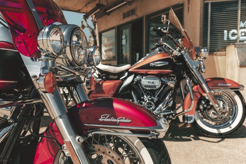Harley-Davidson Electra Glide Highway King: s vyplétanými koly × ...