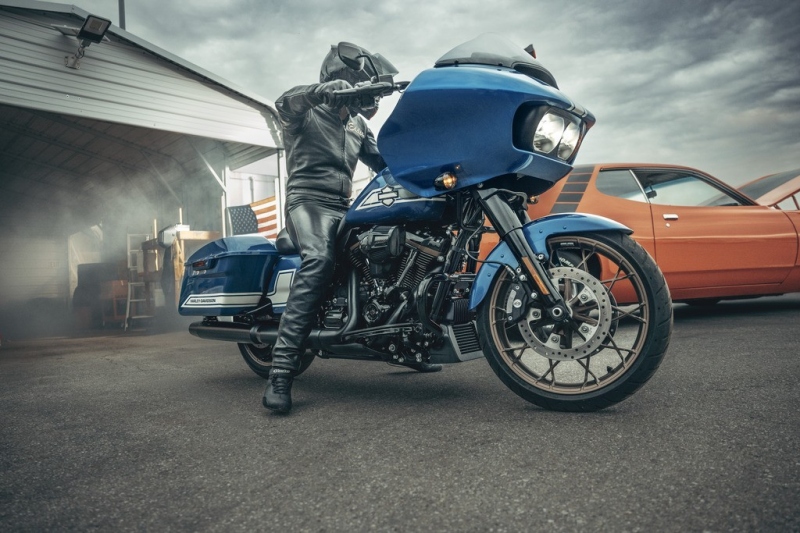 Harley-Davidson Fast Johnnie: modrá nostalgie × Motoforum.cz