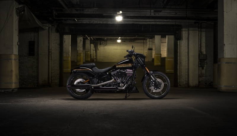 Harley-Davidson CVO Pro Street Breakout 2016: nový styl muscle biků × ...