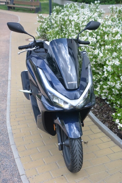 Test Honda PCX 125 DX 2025: kamarád do města × Motoforum.cz