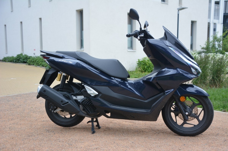 Test Honda PCX 125 DX 2025: kamarád do města × Motoforum.cz