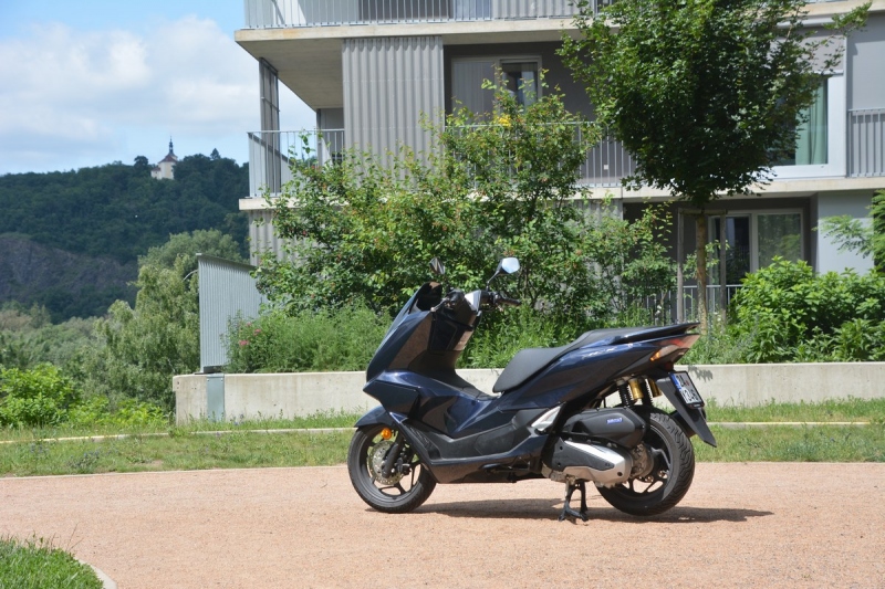 Test Honda PCX 125 DX 2025: kamarád do města × Motoforum.cz