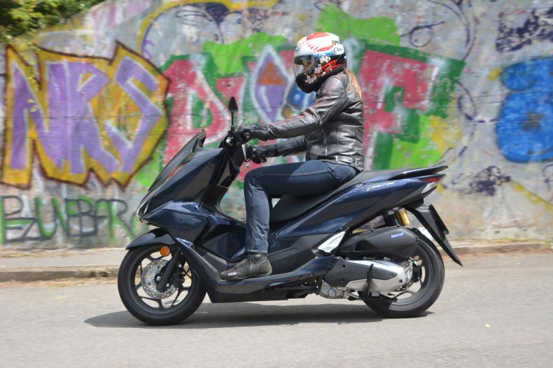 Test Honda PCX 125 DX 2025: kamarád do města × Motoforum.cz