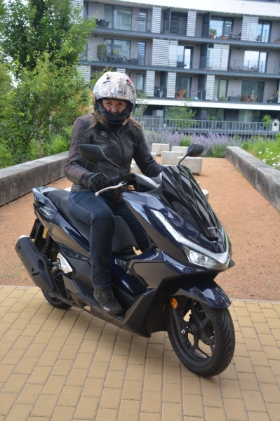 Test Honda PCX 125 DX 2025: kamarád do města × Motoforum.cz