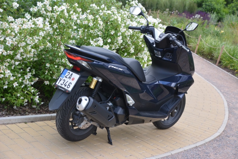 Test Honda PCX 125 DX 2025: kamarád do města × Motoforum.cz