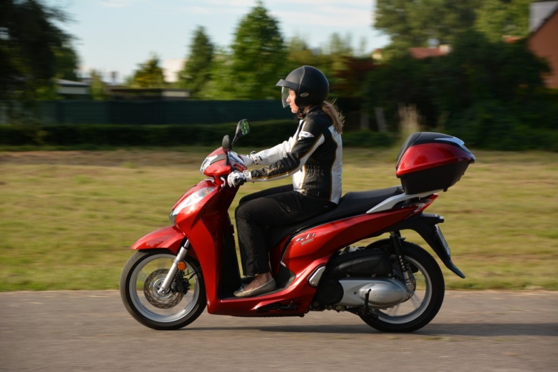Test Honda SH 300i 2016: skútr pohodář × Motoforum.cz