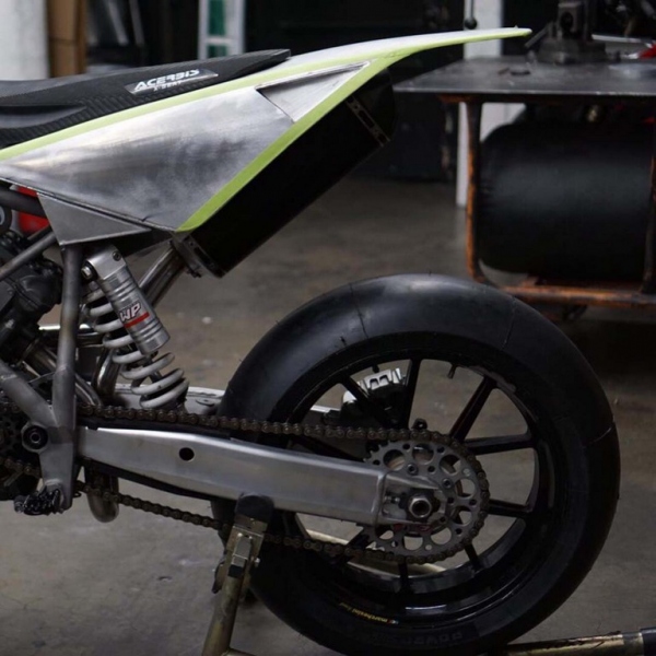 Hazan Motorworks: Supermoto 950 × Motoforum.cz