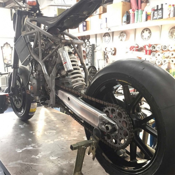 Hazan Motorworks: Supermoto 950 × Motoforum.cz