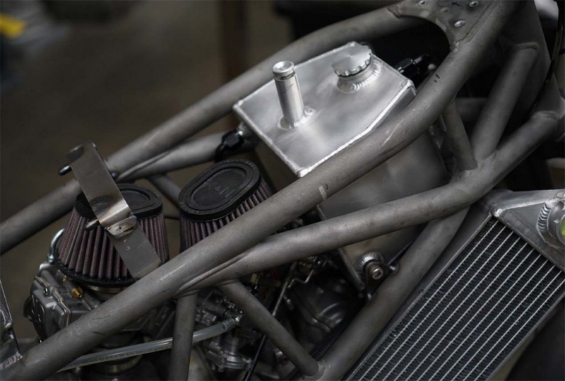 Hazan Motorworks: Supermoto 950 × Motoforum.cz