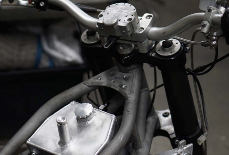 Hazan Motorworks: Supermoto 950 × Motoforum.cz