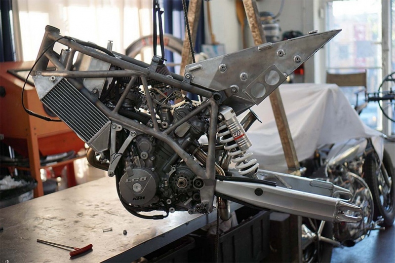 Hazan Motorworks: Supermoto 950 × Motoforum.cz